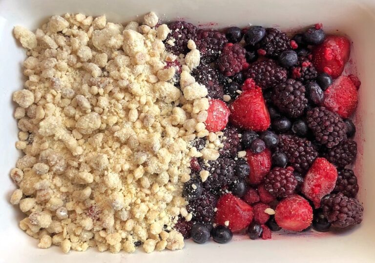 The BEST 5 Ingredient Berry Cobbler (Made with Frozen Fruit, Cake Mix ...