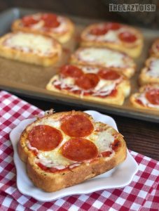 Mini Garlic Toast Pizzas - The Lazy Dish